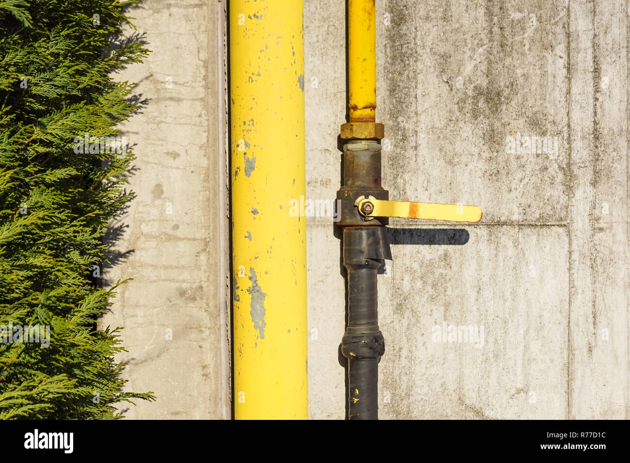 valve on the gas pipe Stock Photo - Alamy