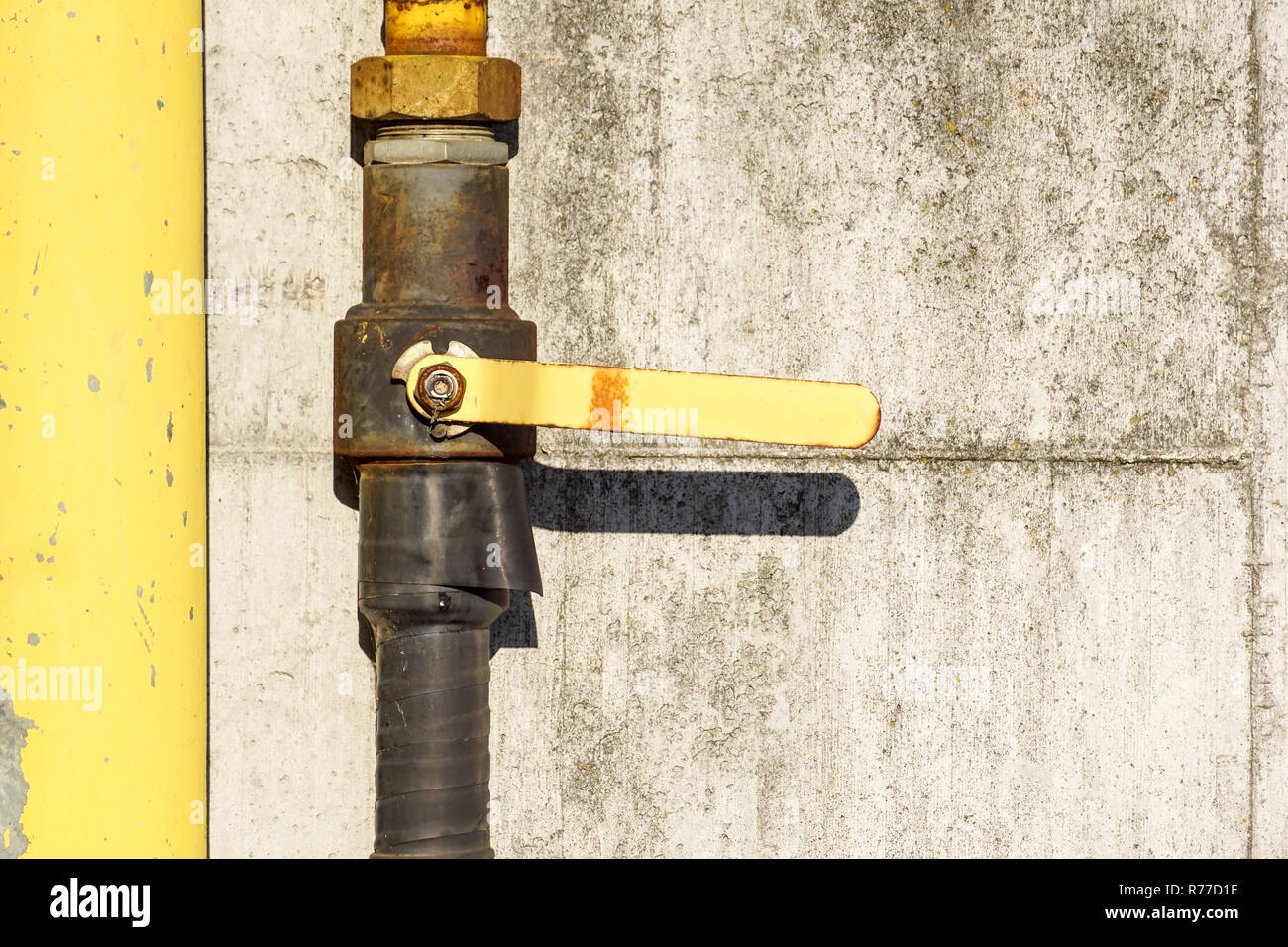valve on the gas pipe Stock Photo - Alamy