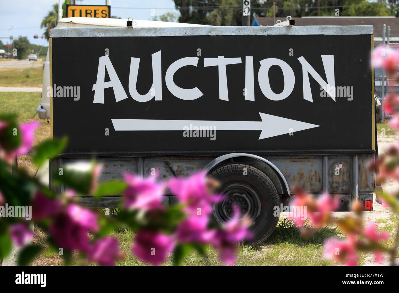 Auction sale signage hi-res stock photography and images - Alamy