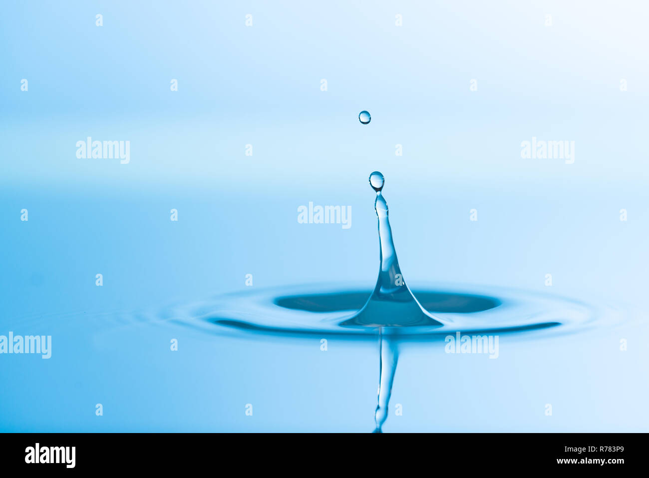 Splash water drops falling hi-res stock photography and images - Alamy