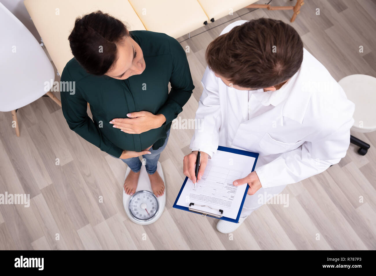 Medical weight scale chair hi-res stock photography and images - Alamy