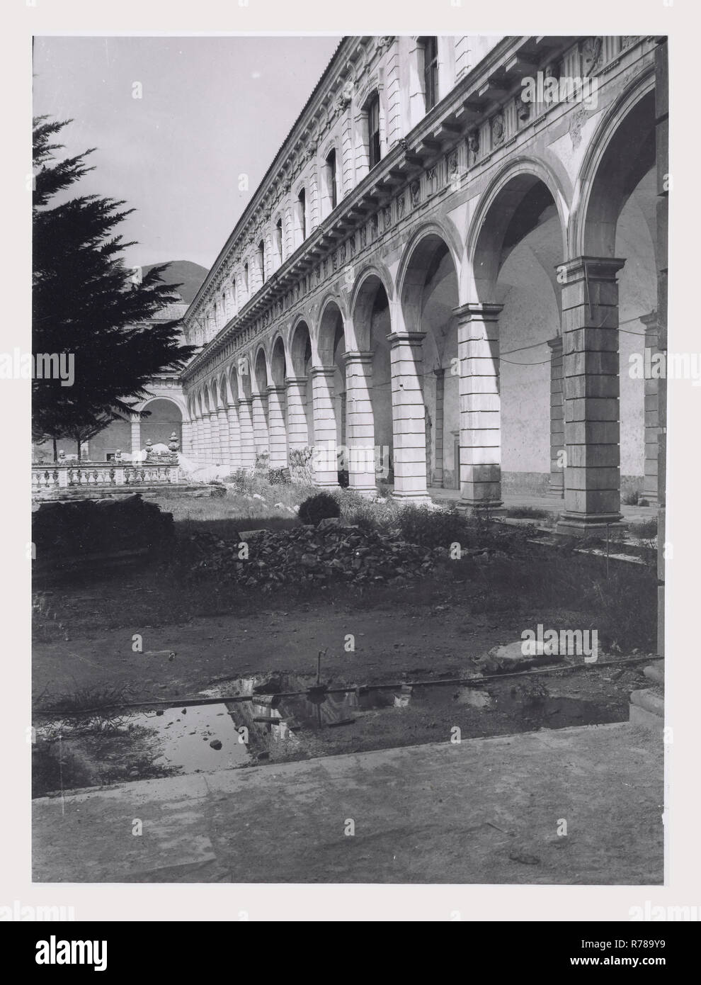 Portico columns hi-res stock photography and images - Alamy