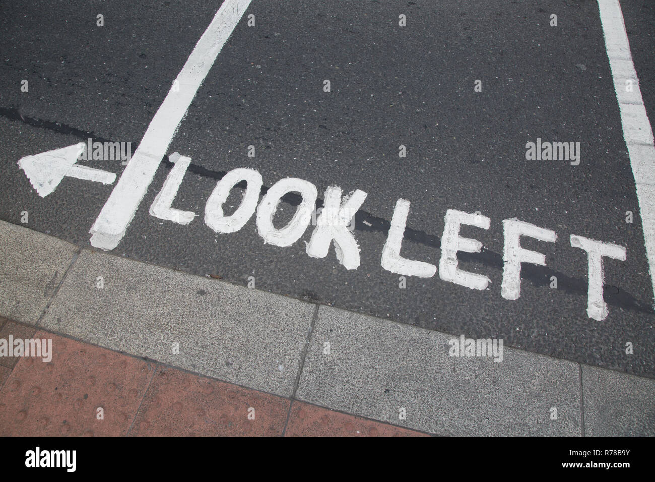 Look left sign hi-res stock photography and images - Alamy