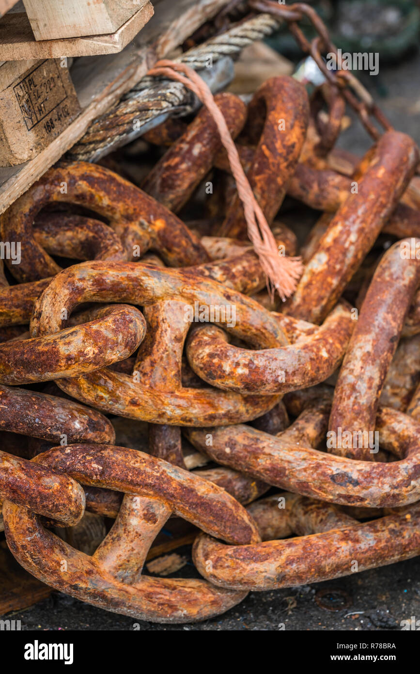 Chain link bollard hi-res stock photography and images - Alamy