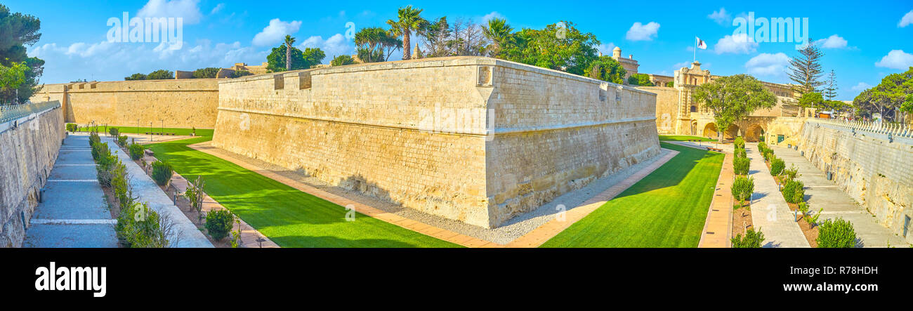 Surrounded deep moat hi-res stock photography and images - Alamy