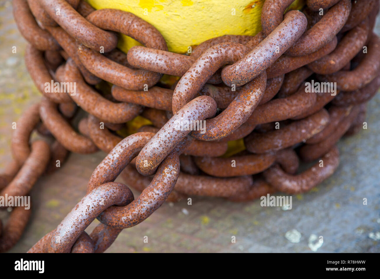 Rusty large metal chain Stock Photo - Alamy