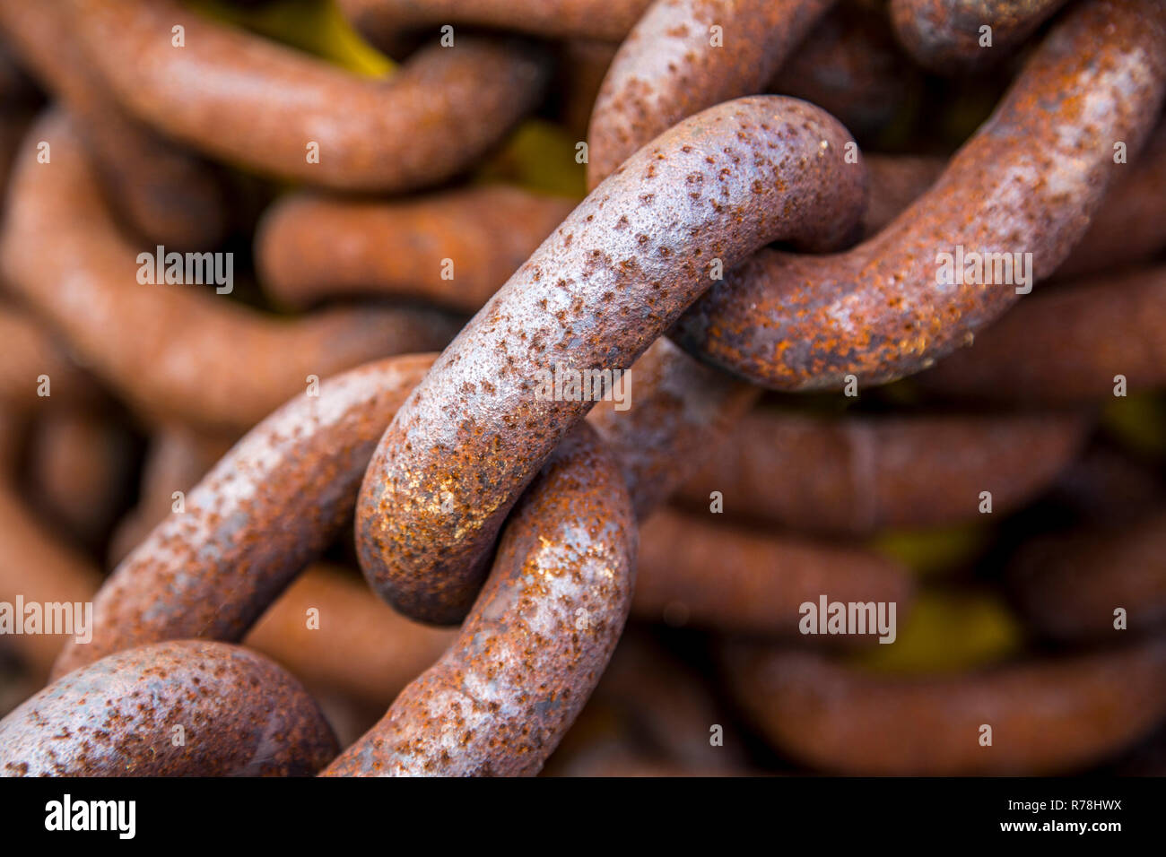 Rusty large metal chain Stock Photo - Alamy