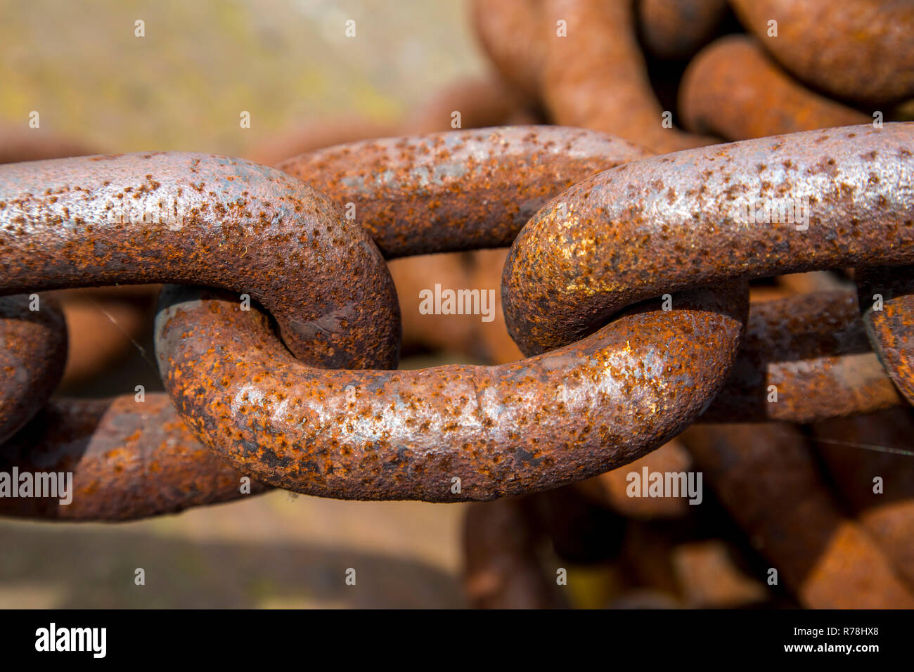 Rusty large metal chain Stock Photo - Alamy