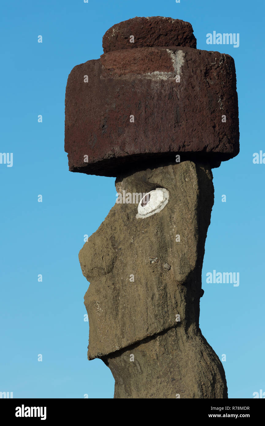 Moai with a Pukao or topknot, Tahai ceremonial complex, Unesco World ...