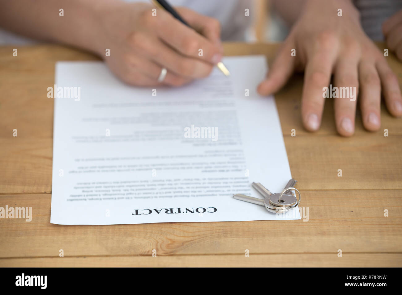Sign contract hi-res stock photography and images - Alamy