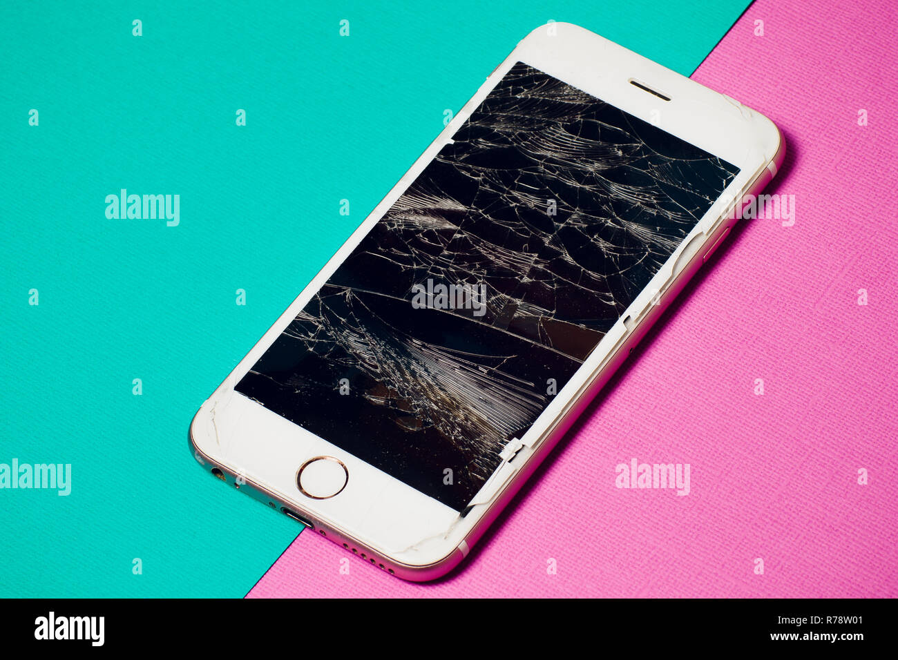 Modern mobile smartphone with broken screen Stock Photo - Alamy
