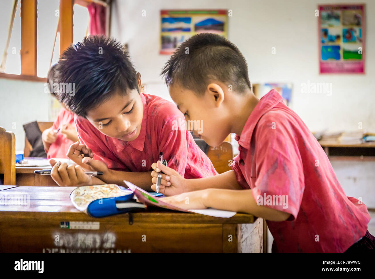 BALI, INDONESIA - APRIL 25, 2018: Young happy pupils wearing balinese ...