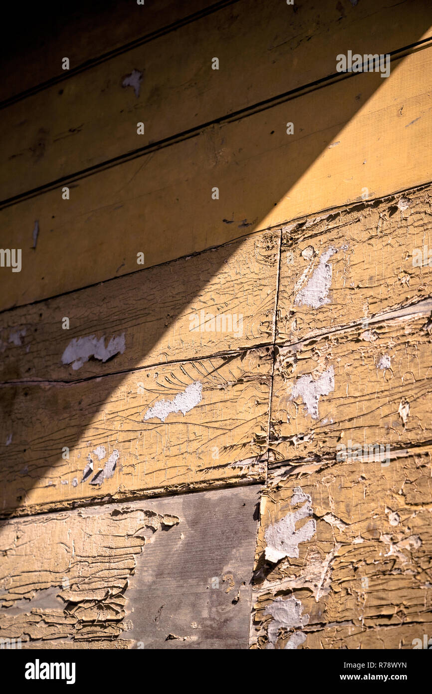 Cracking wall paint hi-res stock photography and images - Alamy