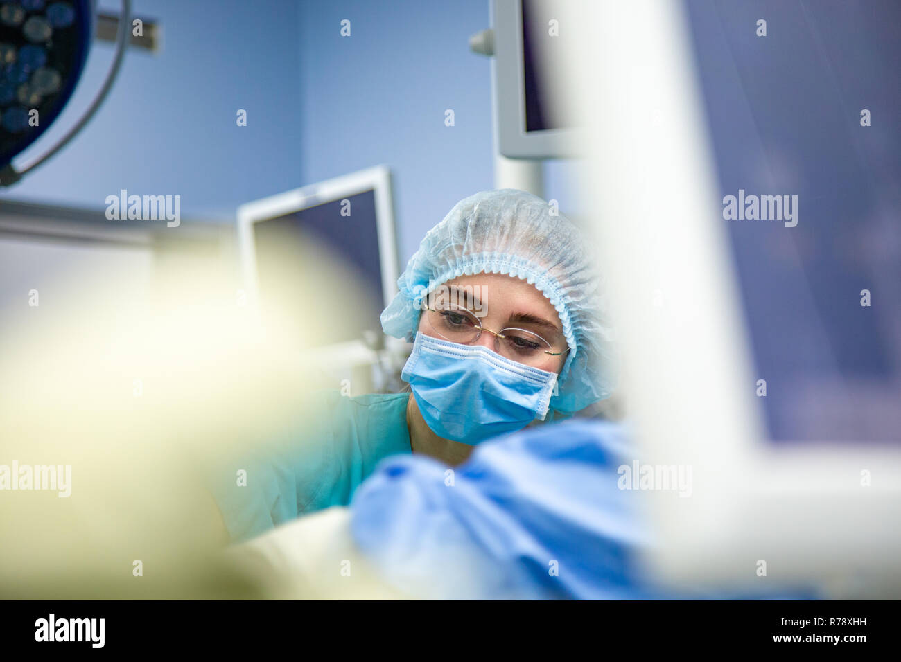 Female Surgeon In Or High Resolution Stock Photography and Images - Alamy