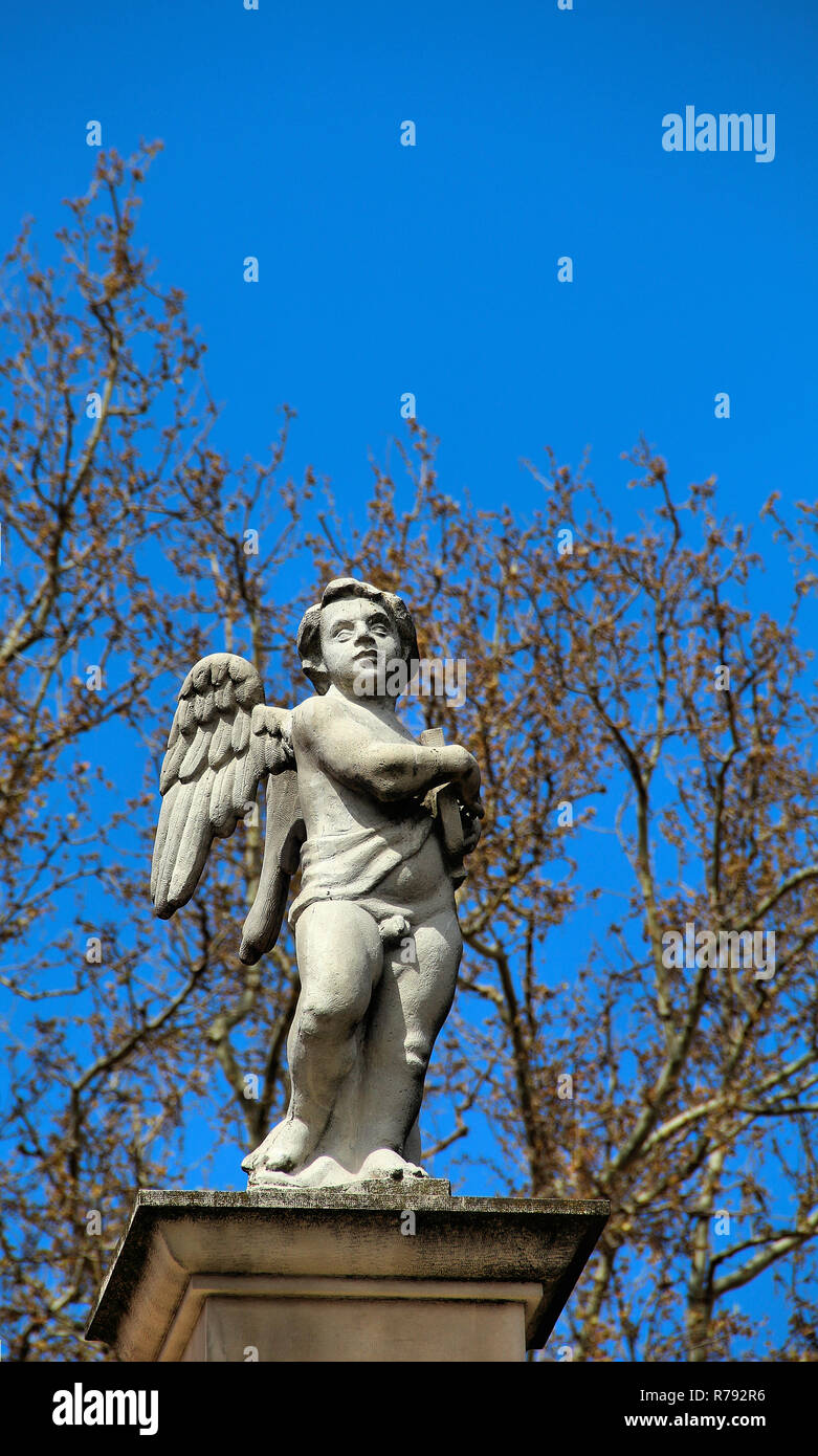 Statue angel boy in hi-res stock photography and images - Alamy