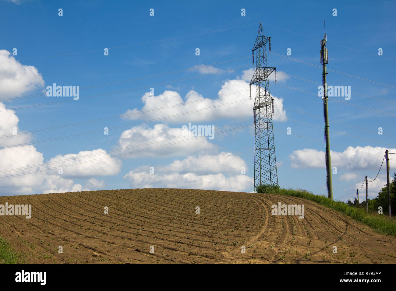 Pale blue sky with few clouds hi-res stock photography and images - Alamy