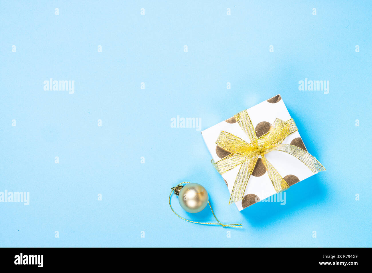 Christmas flatlay background - silver and gold decorations on bl Stock ...