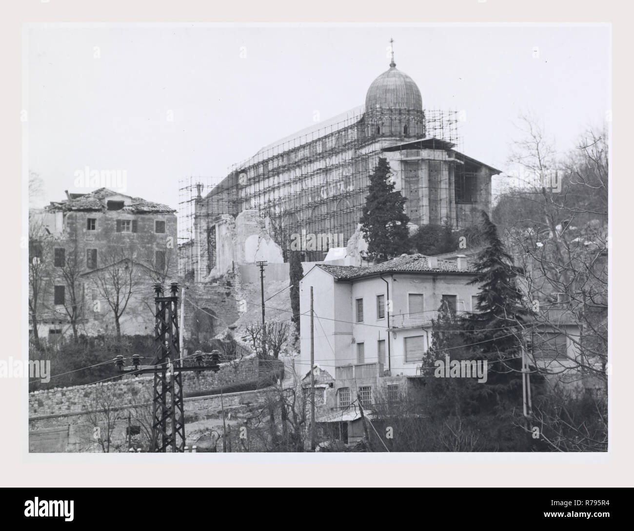 Italy earthquake 1980s hi-res stock photography and images - Alamy