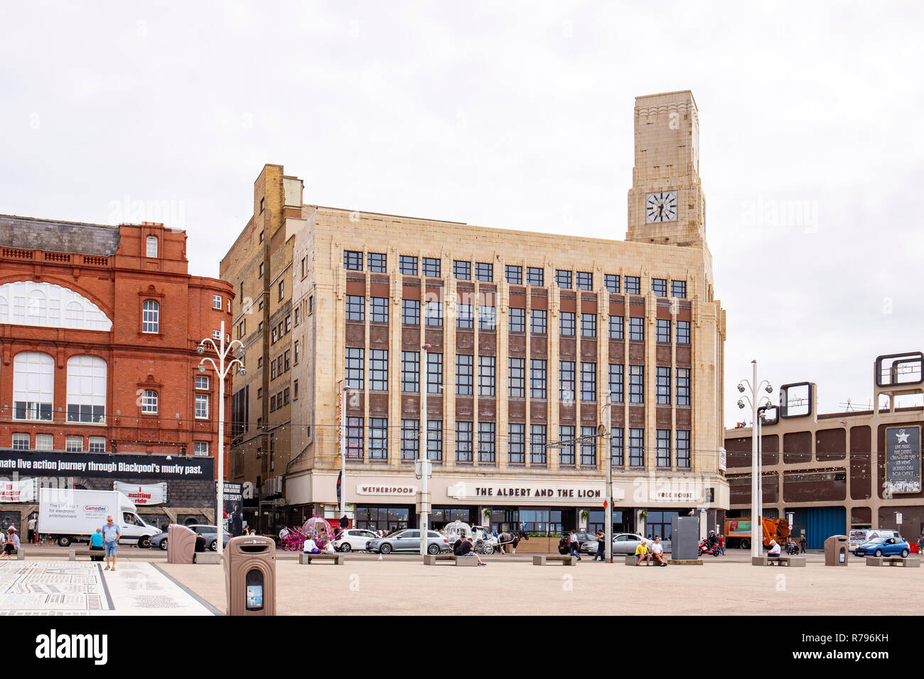 Woolworth Building with The Albert and the Lion Wetherspoon pub in ...