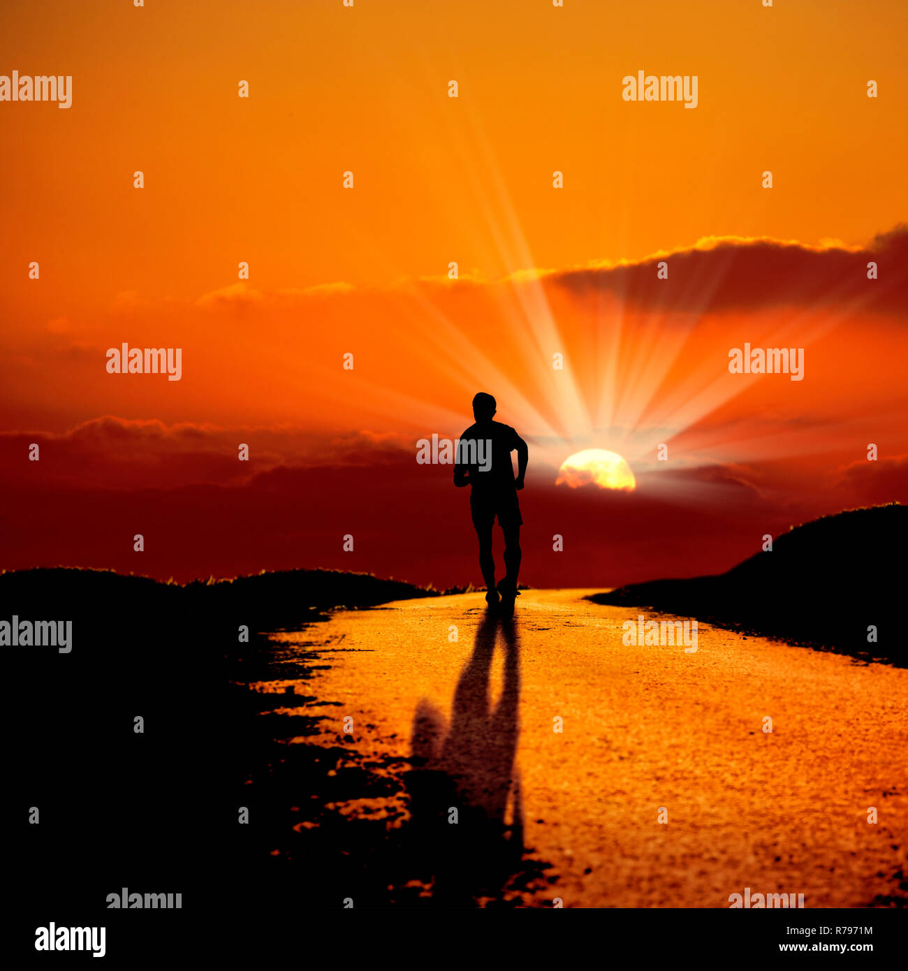 Man running into sunset hi-res stock photography and images - Alamy