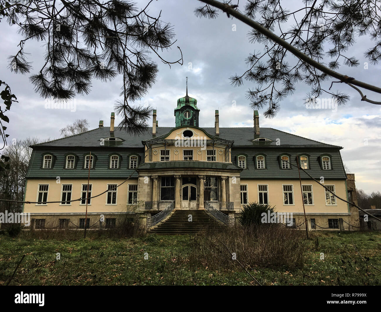 An old mansion lies in ruins in the east German countryside town of ...