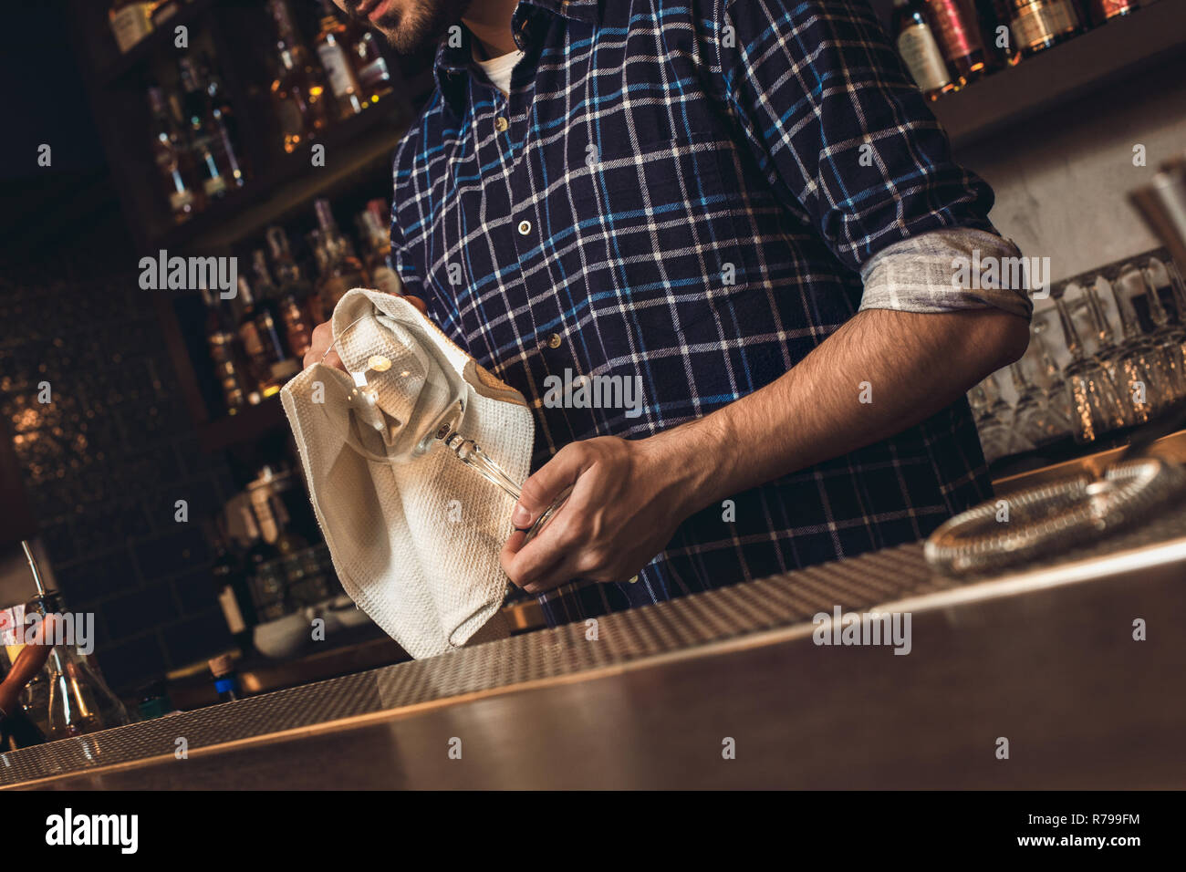 Cleaning table pub hi-res stock photography and images - Alamy