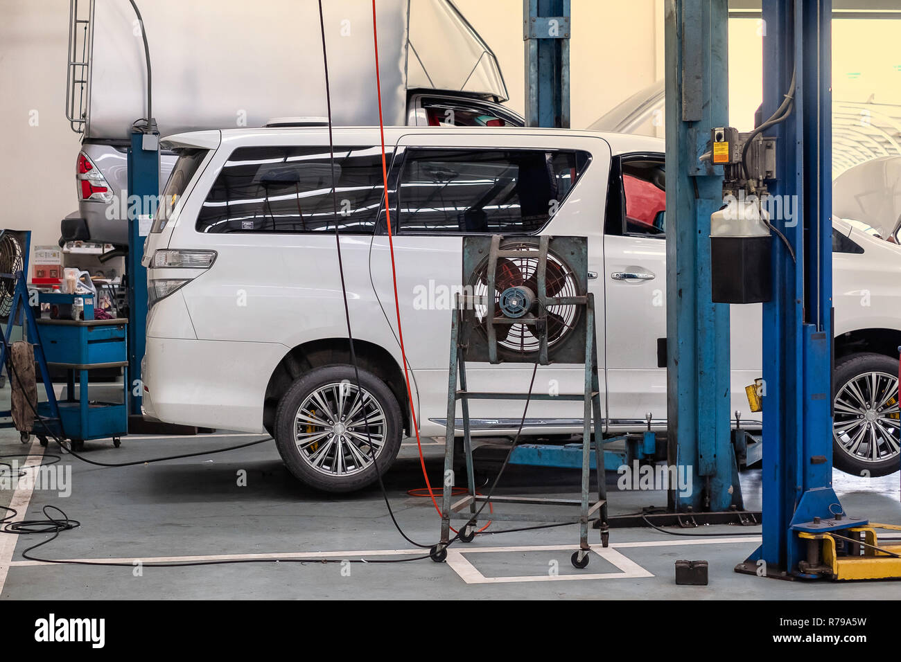 White minivan hi-res stock photography and images - Alamy