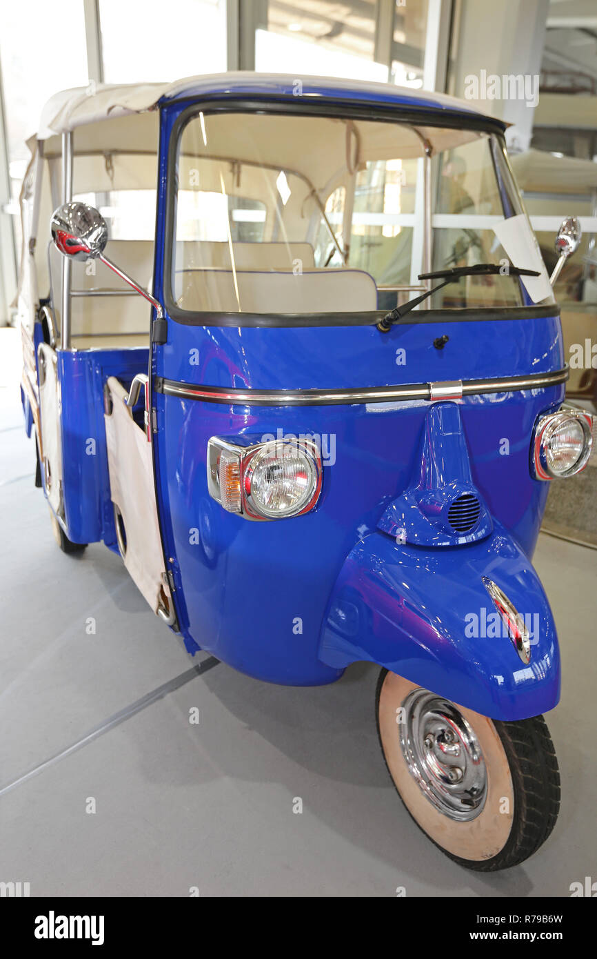 Three wheel rickshaw hi-res stock photography and images - Alamy