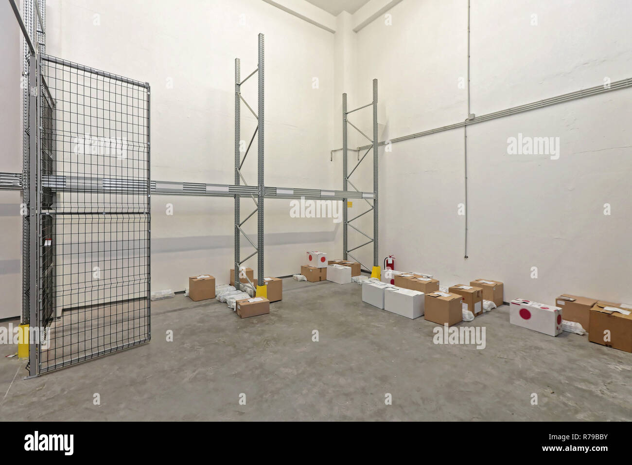 Door warehouse shelves storage hi-res stock photography and images - Alamy