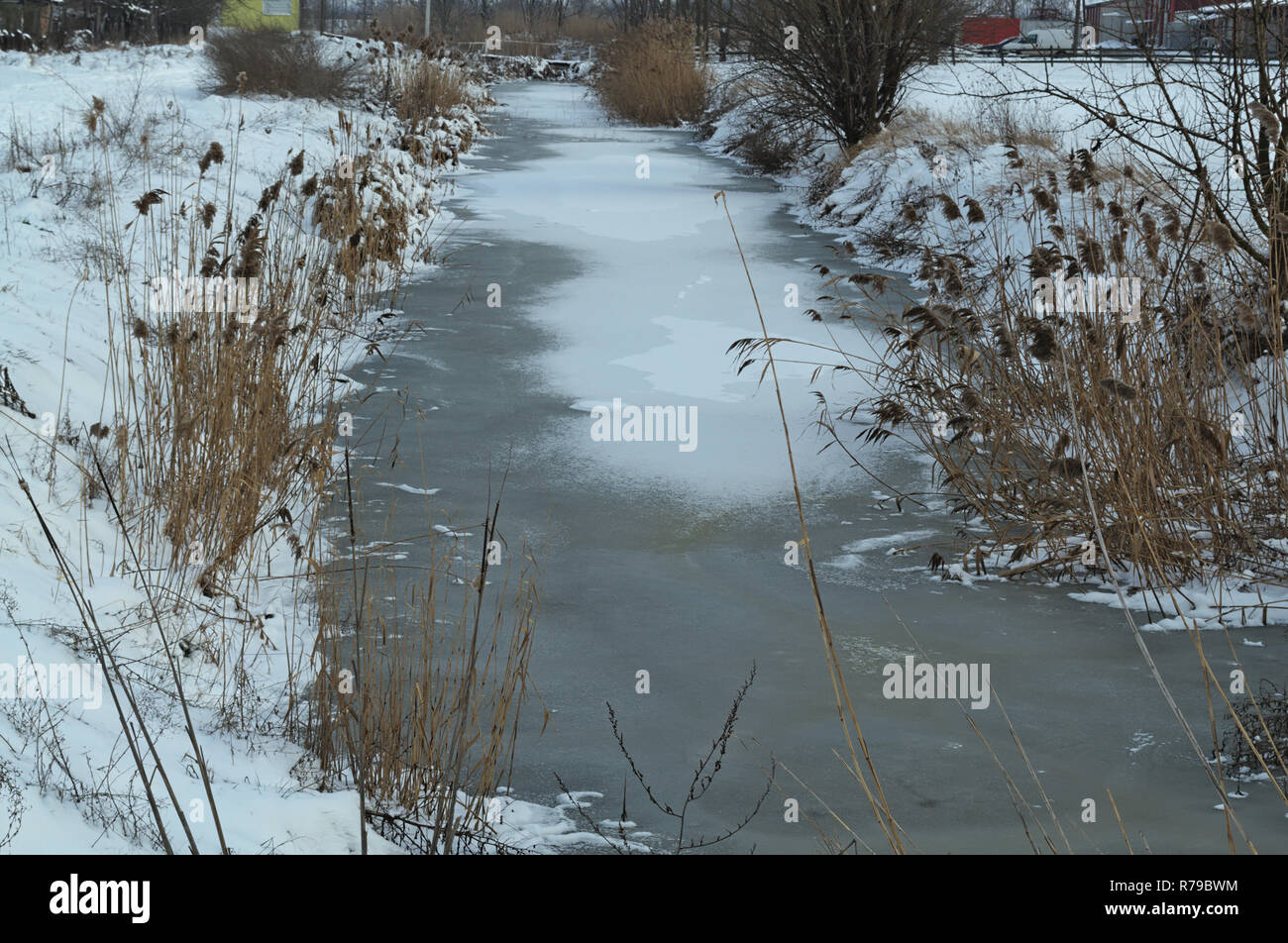 Snowy rural canal hi-res stock photography and images - Alamy