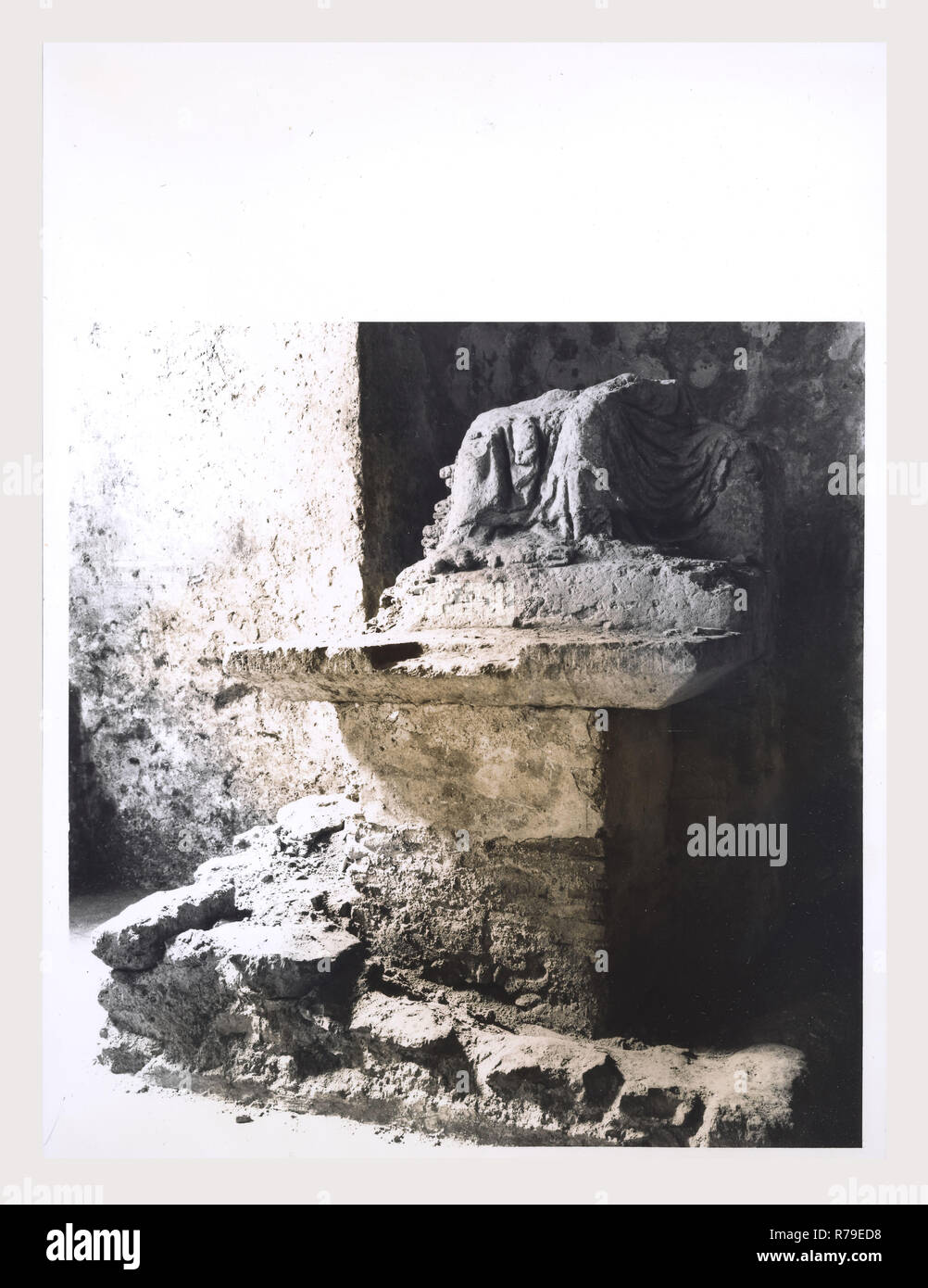 Medieval foundations hi-res stock photography and images - Alamy