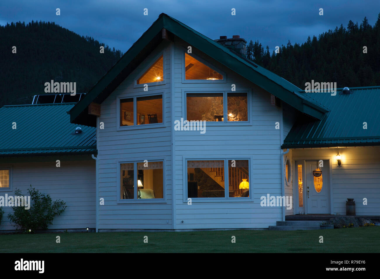 Sprawling house hi-res stock photography and images - Alamy