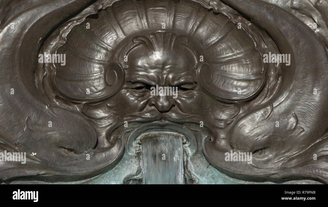 Zeus fountain in front of Queen Victoria memorial at Buckingham Palace ...