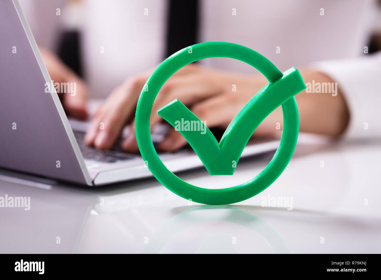 Green approval check mark hi-res stock photography and images - Alamy