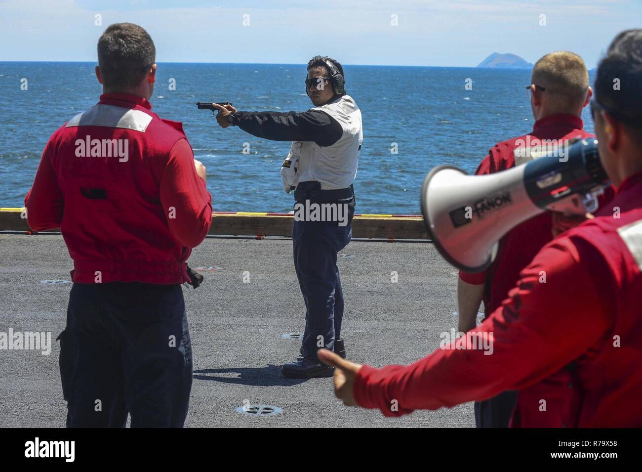 24 essex class aircraft carrier hi-res stock photography and images - Alamy
