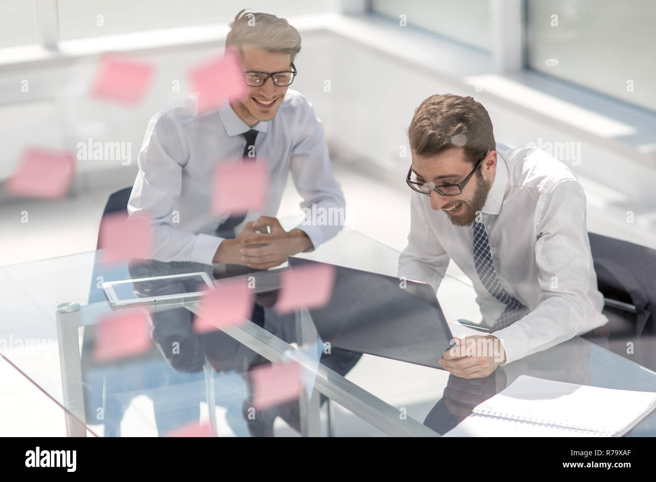 Smiling employee reading note hi-res stock photography and images - Alamy