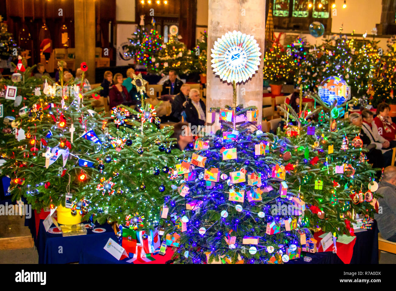 Singing christmas tree hi-res stock photography and images - Alamy