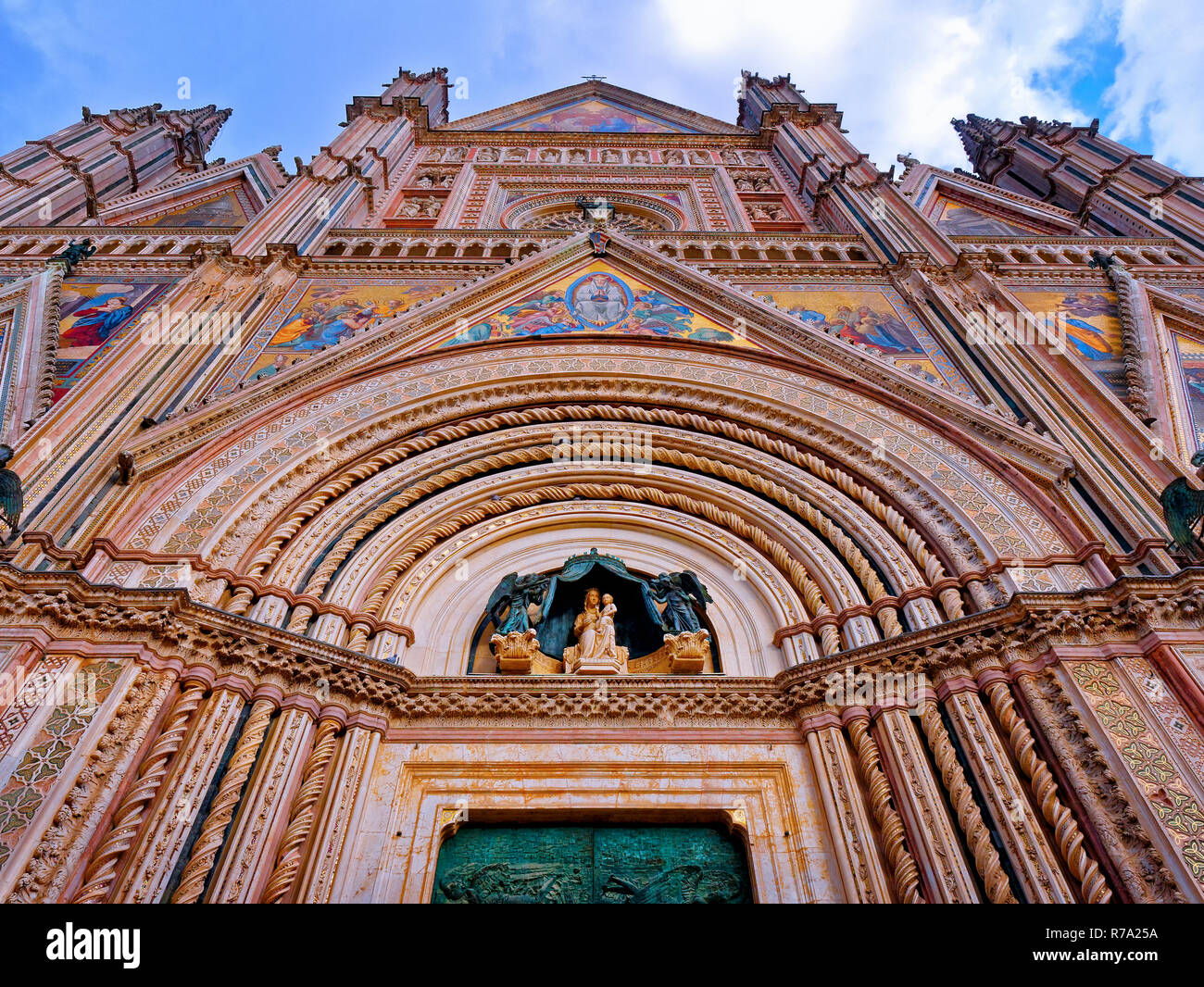 Front exterior view hi-res stock photography and images - Alamy