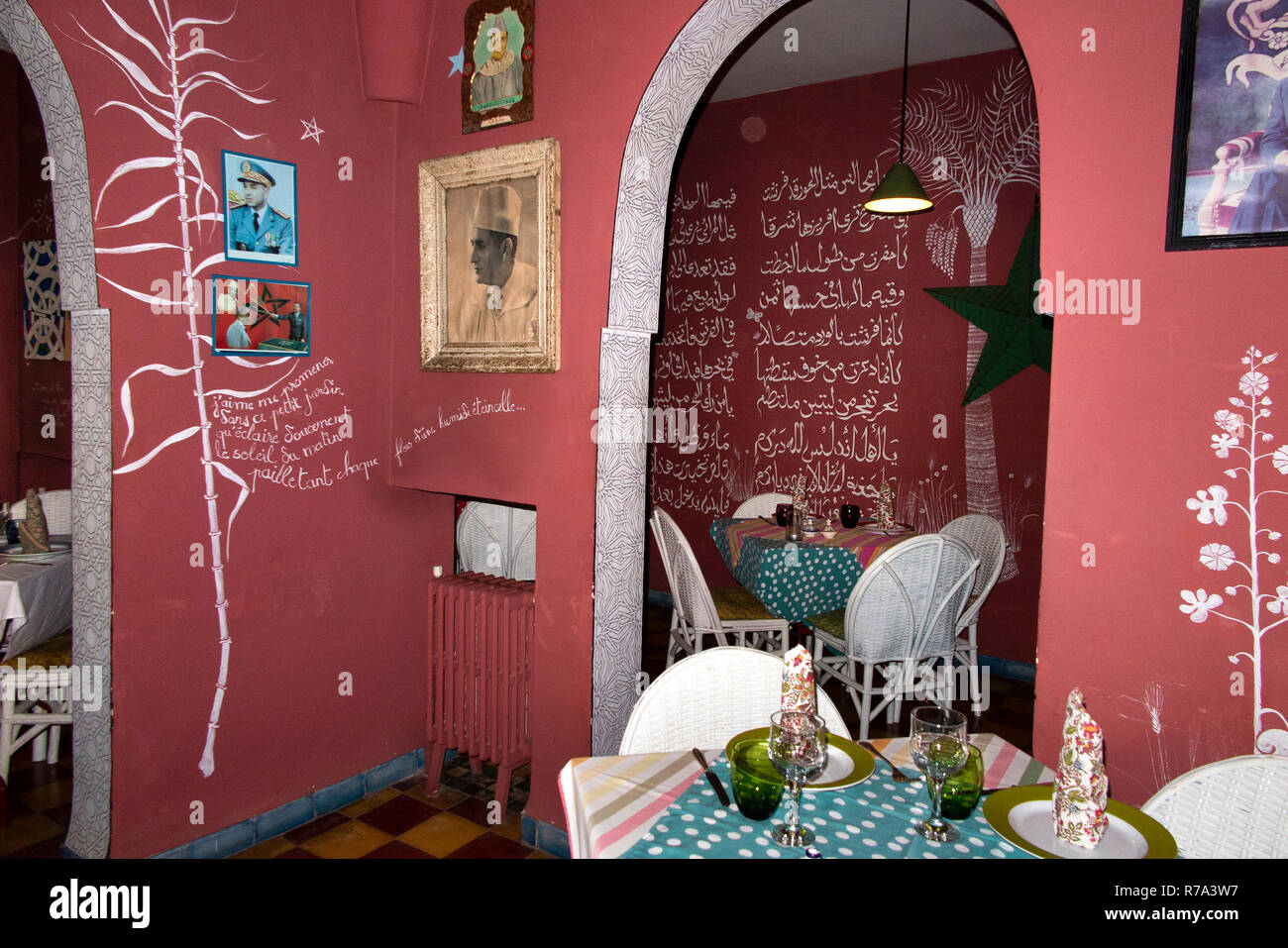 Cafe interior decoration hi-res stock photography and images - Alamy