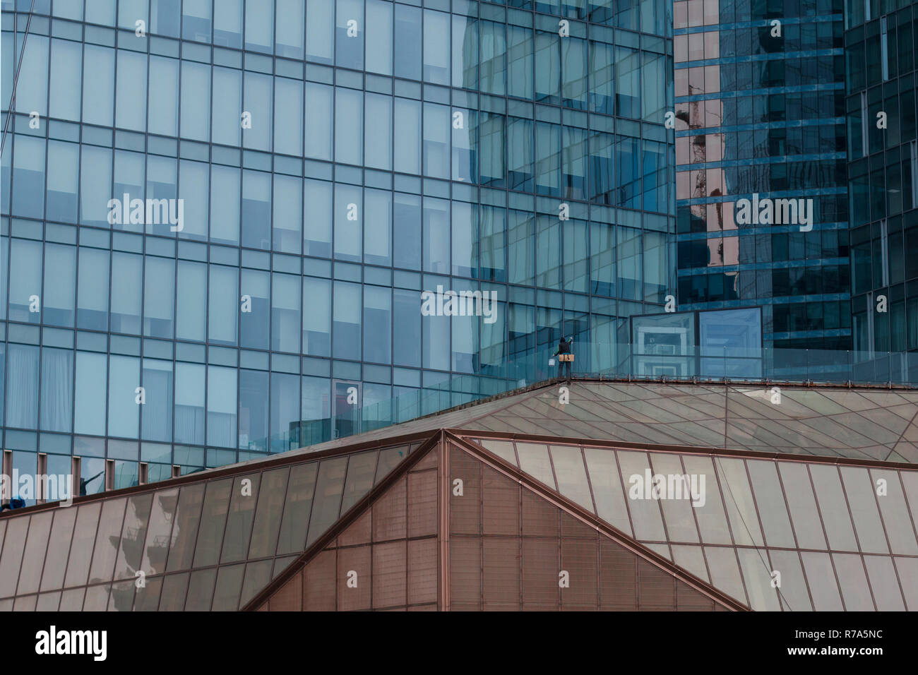 Roof construction skyscraper hi-res stock photography and images - Alamy