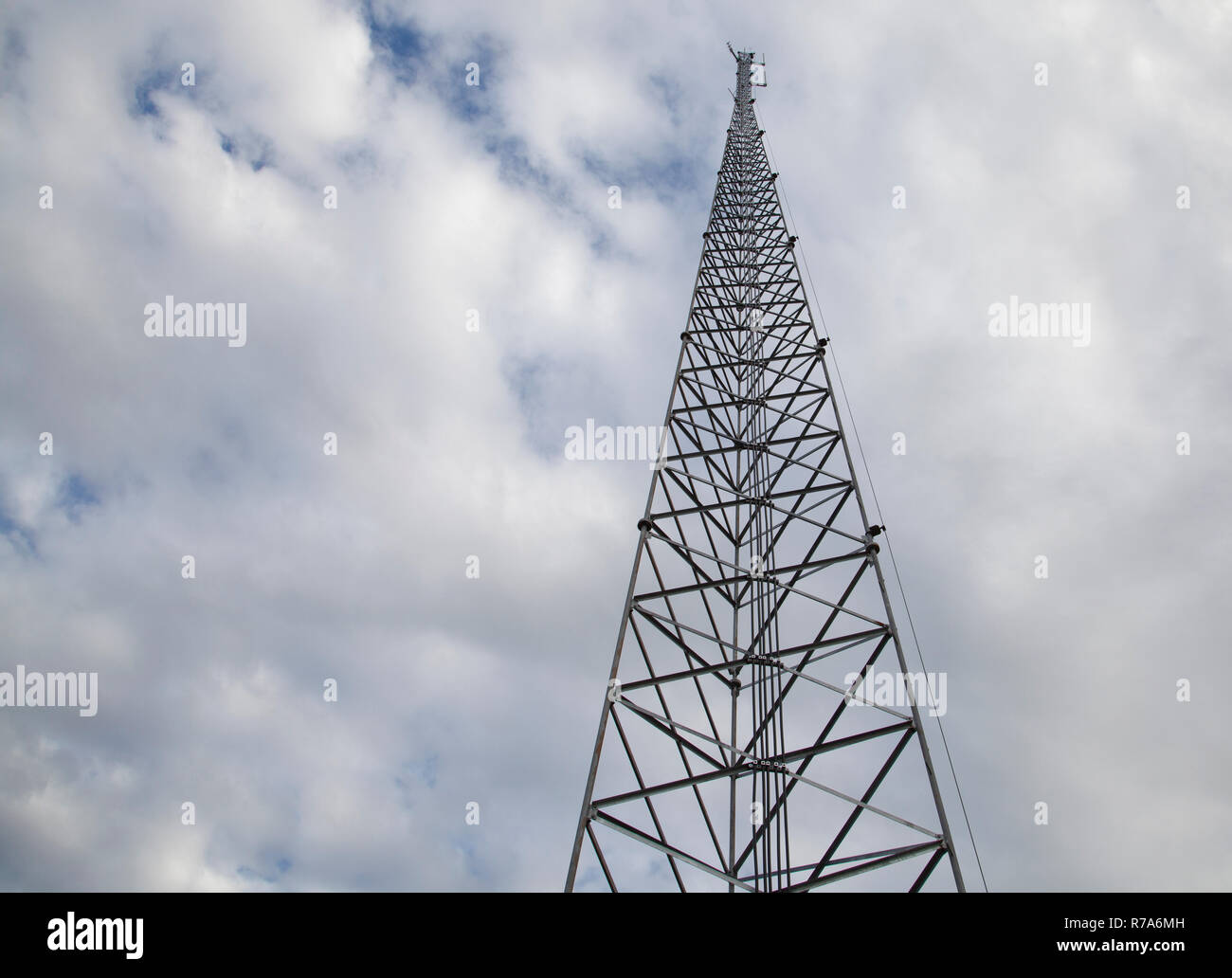 Satellite tower hi-res stock photography and images - Alamy