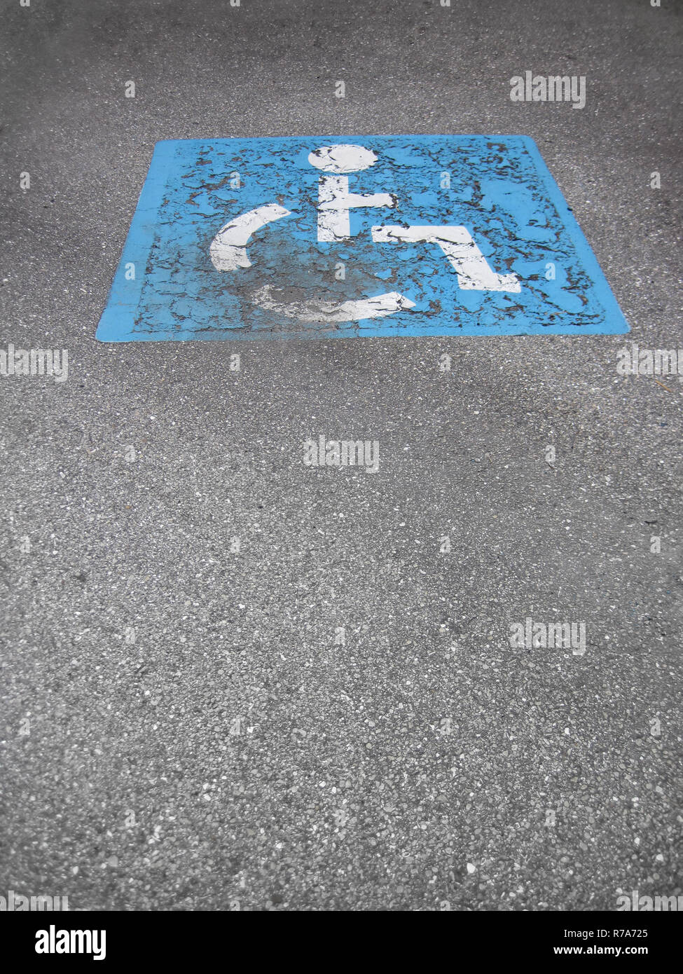 Wheelchair entrance access sign hi-res stock photography and images - Alamy