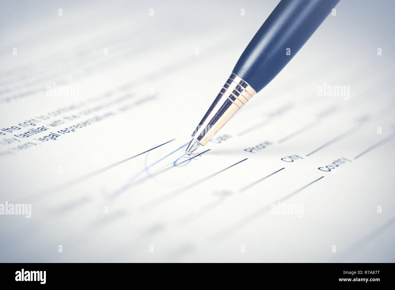 Legal professional signing contract hi-res stock photography and images ...
