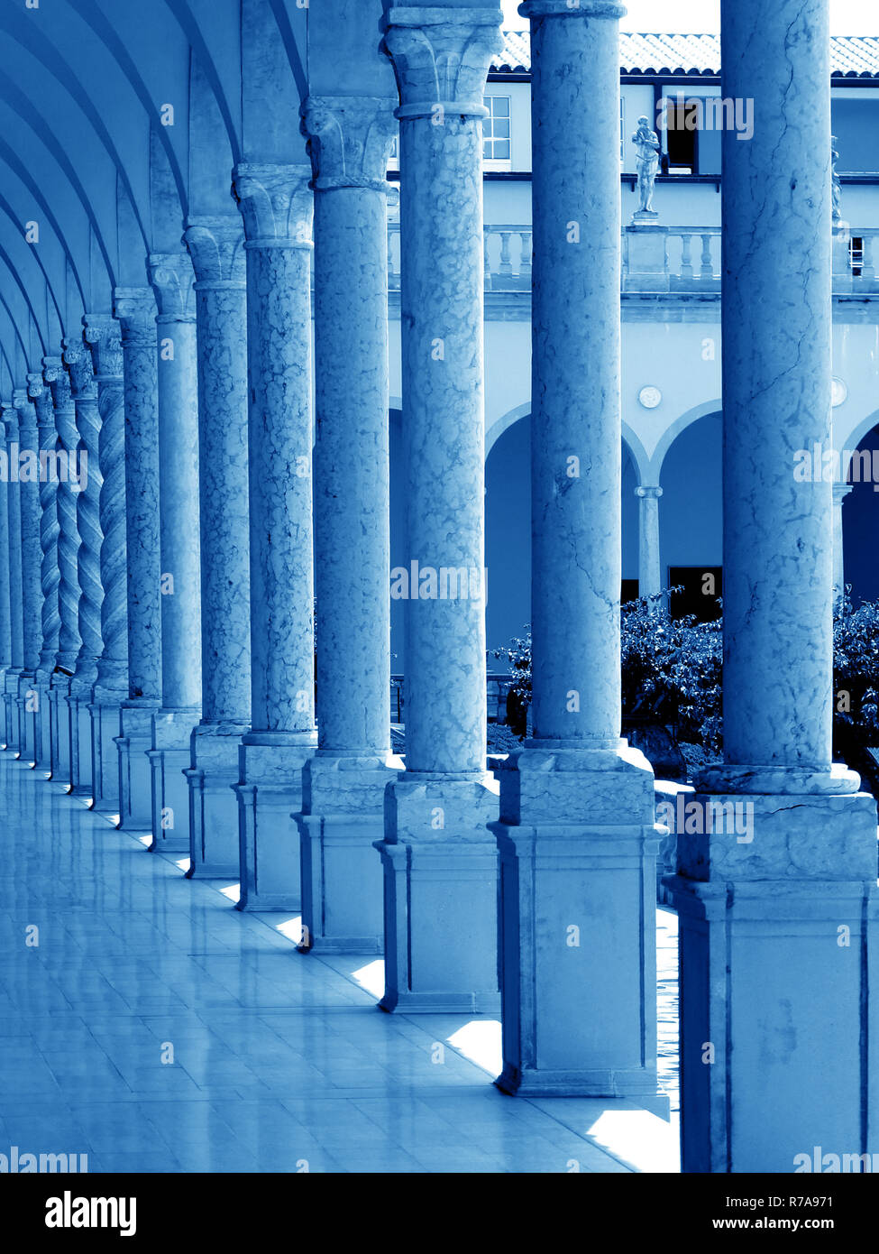 Antique ornate column solid hi-res stock photography and images - Alamy