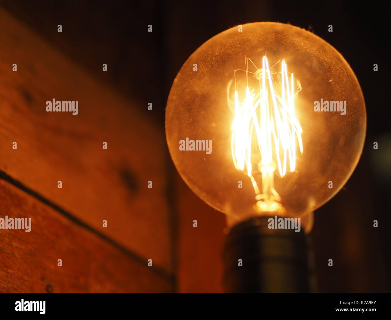 Glowing lightbulb hi-res stock photography and images - Alamy