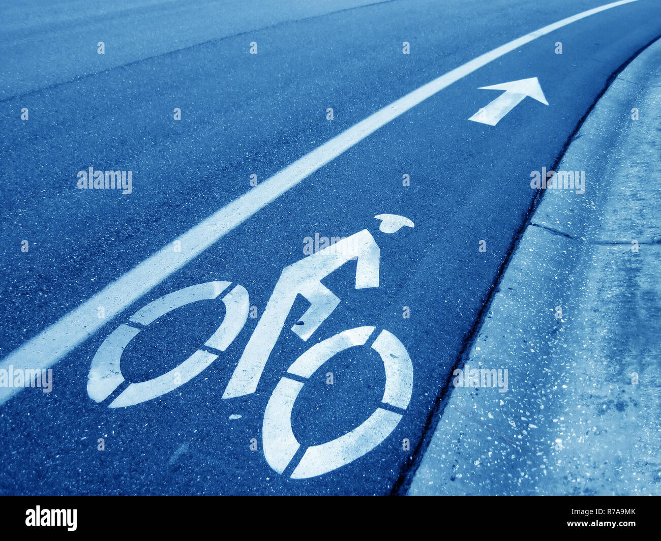 bicycle road sign Stock Photo - Alamy