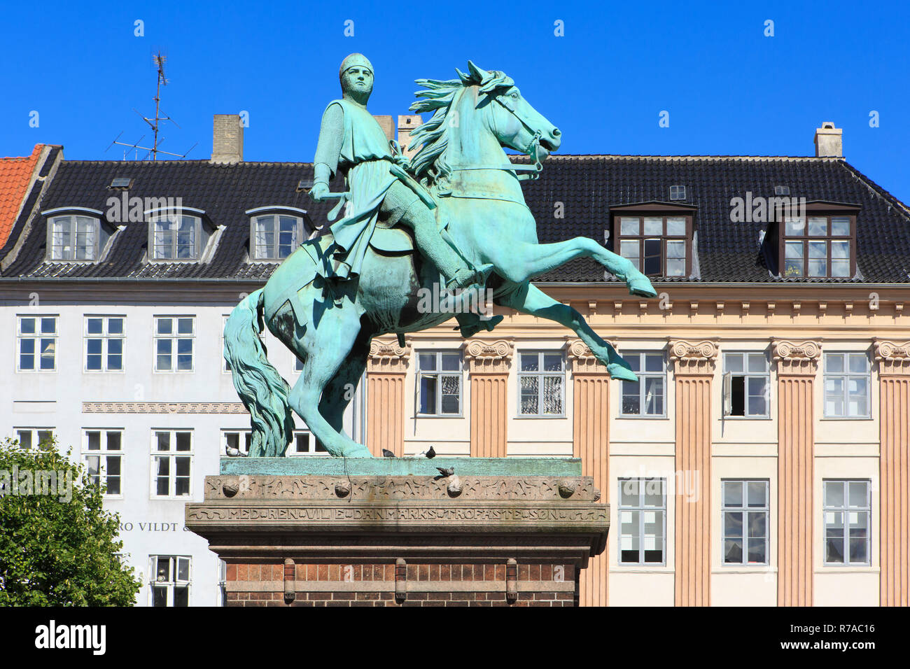 Blue medieval knight in armor hi-res stock photography and images - Alamy