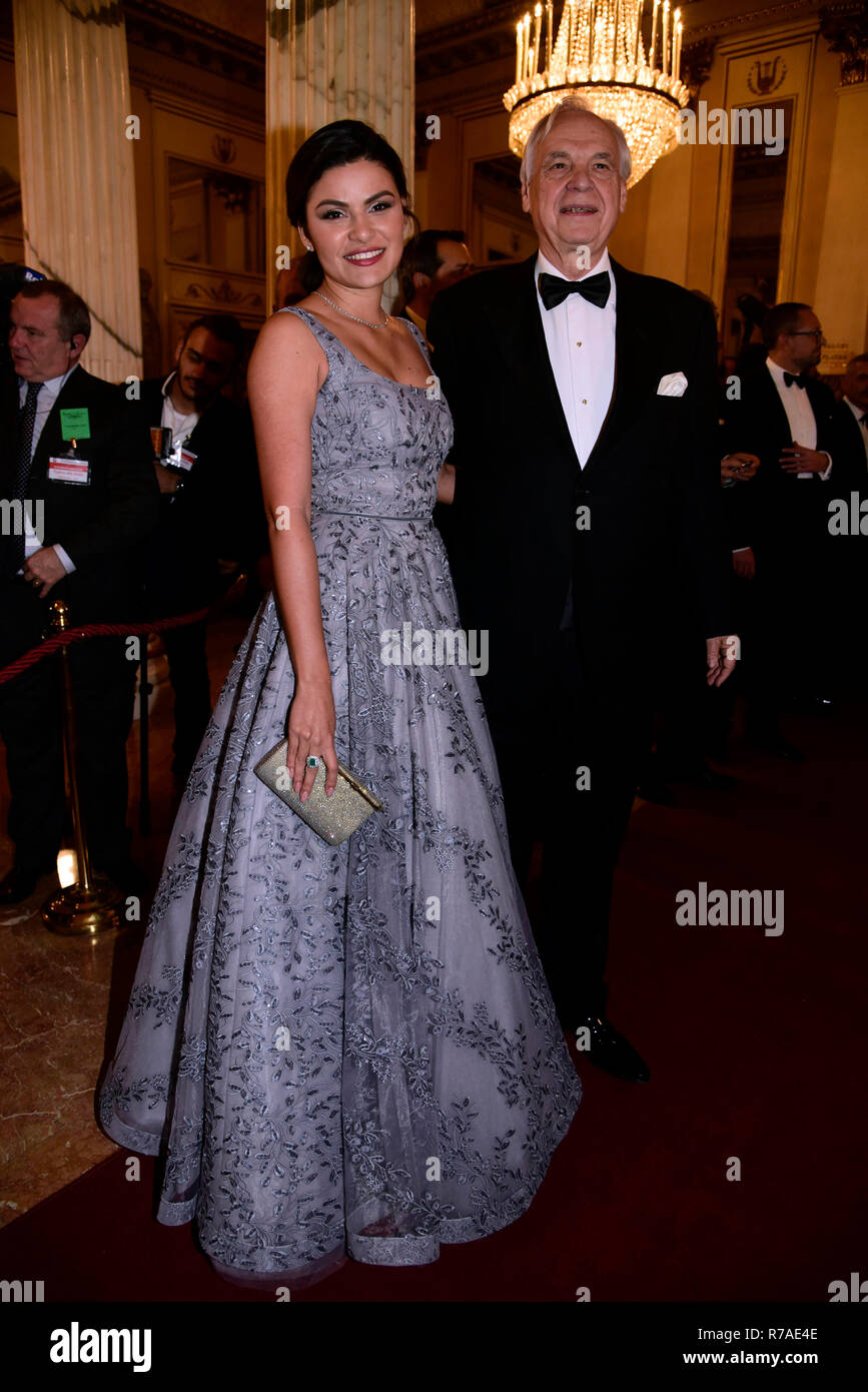 Milan, Italy. 08th Dec, 2018. Milan, Before the Teatro alla Scala with ...