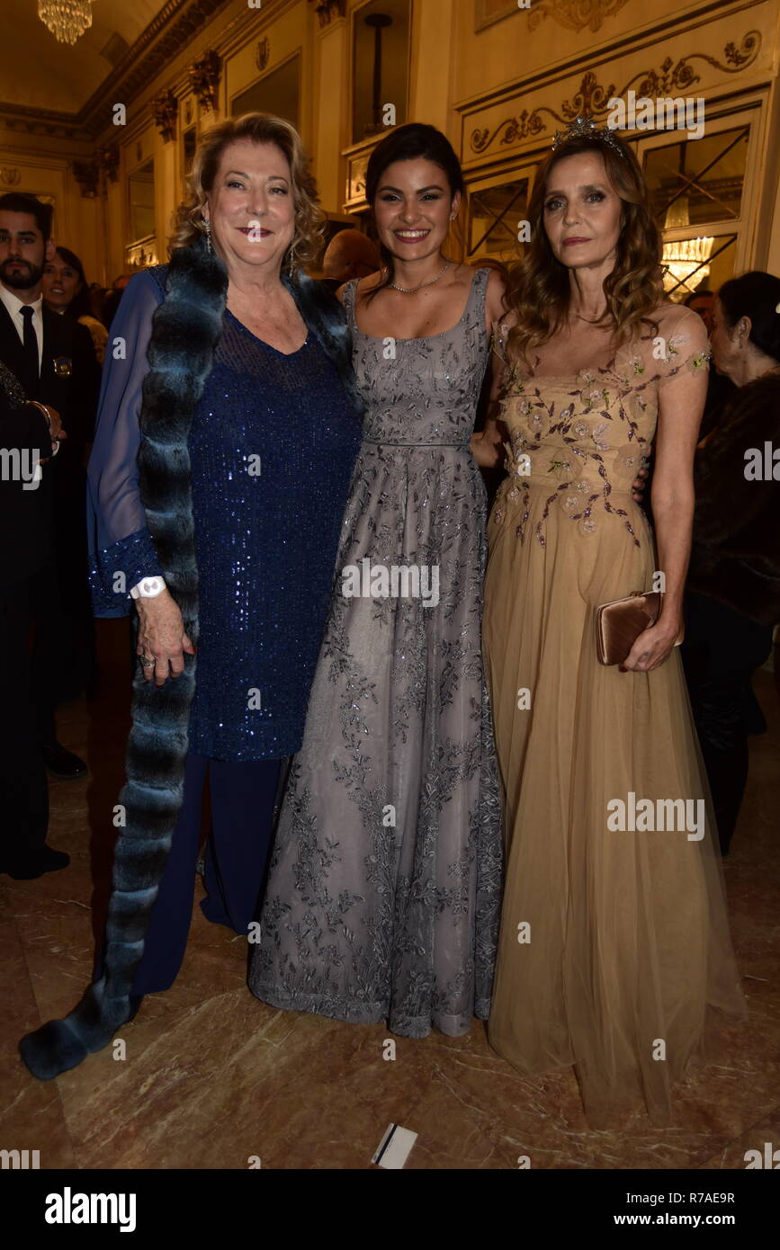 Milan, Italy. 08th Dec, 2018. Milan, Before the Teatro alla Scala with ...