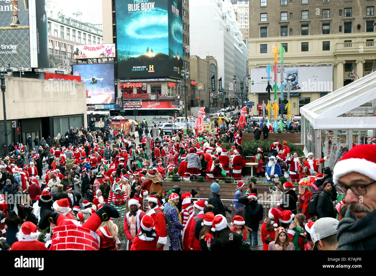 New York, USA. 8th Dec, 2018. Santa Con, the city-wide annual bar crawl ...
